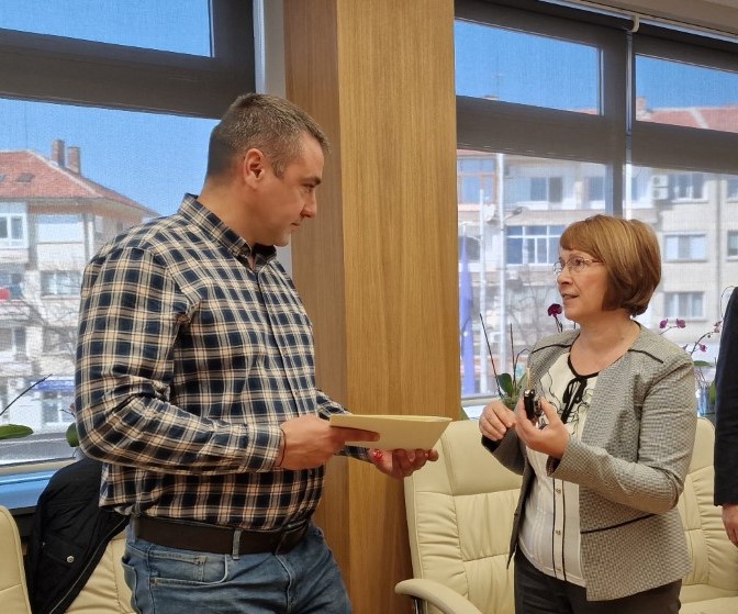 Кметът Галина Стоянова връчи ключовете за два дарени автомобила на РУ на МВР в Казанлък