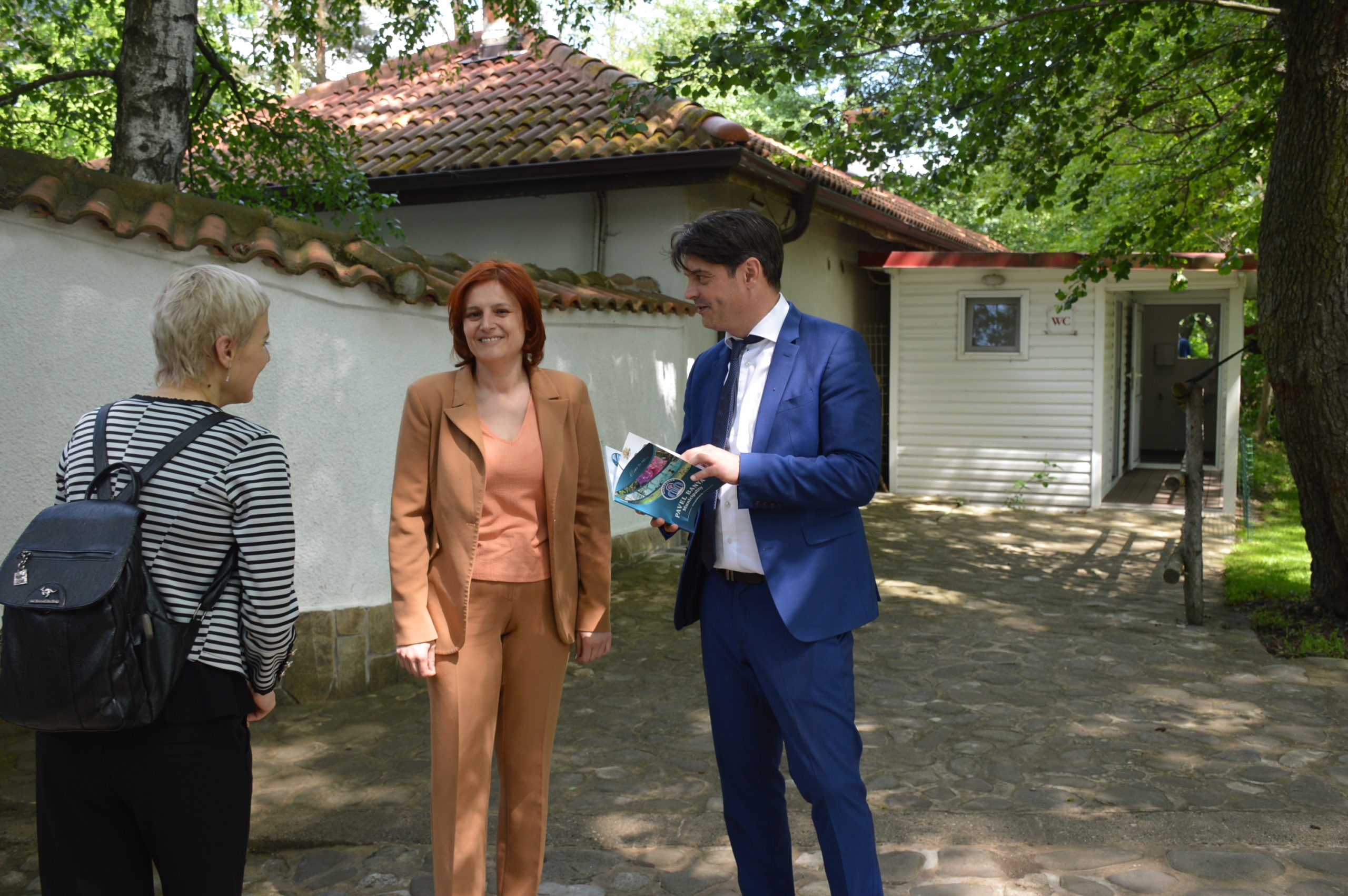 Зам кметът на Павел баня Милена Кавръкова и кметът на Грас Жером Вио за бъдещето на розовото